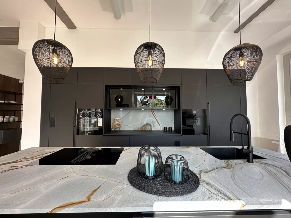 Eine grifflose Küche mit Natursteinarbeitsplatte