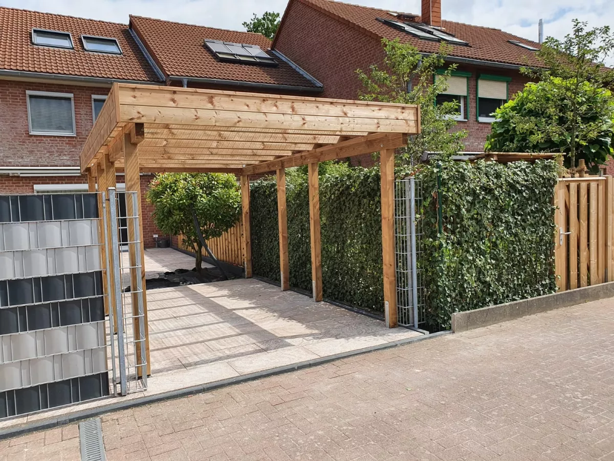 Schick und modern: Ein Carport aus Holz