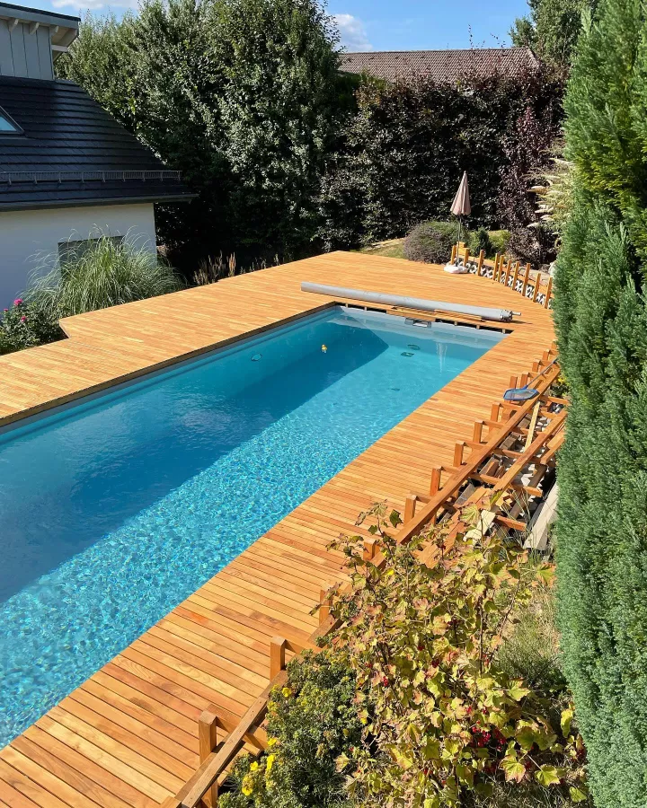 Pooldeck der Extraklasse: Eine Poolterrasse aus Robinienholz