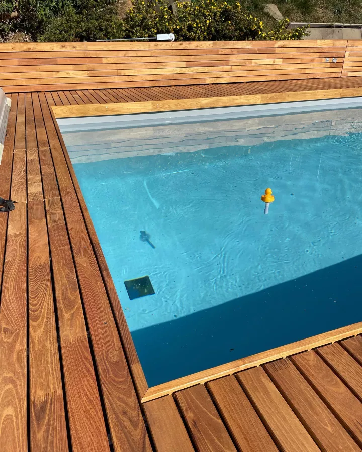 Pooldeck der Extraklasse: Eine Poolterrasse aus Robinienholz