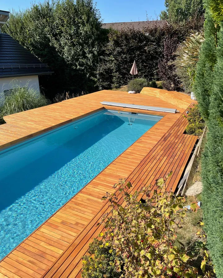 Pooldeck der Extraklasse: Eine Poolterrasse aus Robinienholz