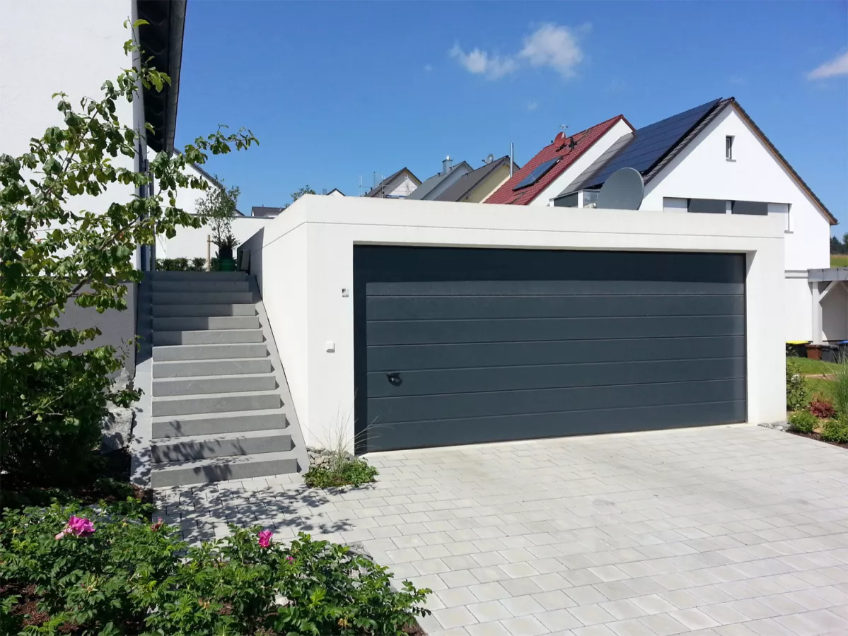 Elegante Fertiggarage: Eine Großraumgarage mit Sektionaltor