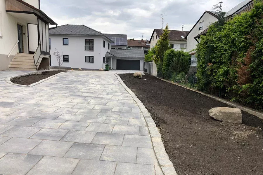 Moderne Pflasterarbeiten: Neugestaltung einer Außenanlage